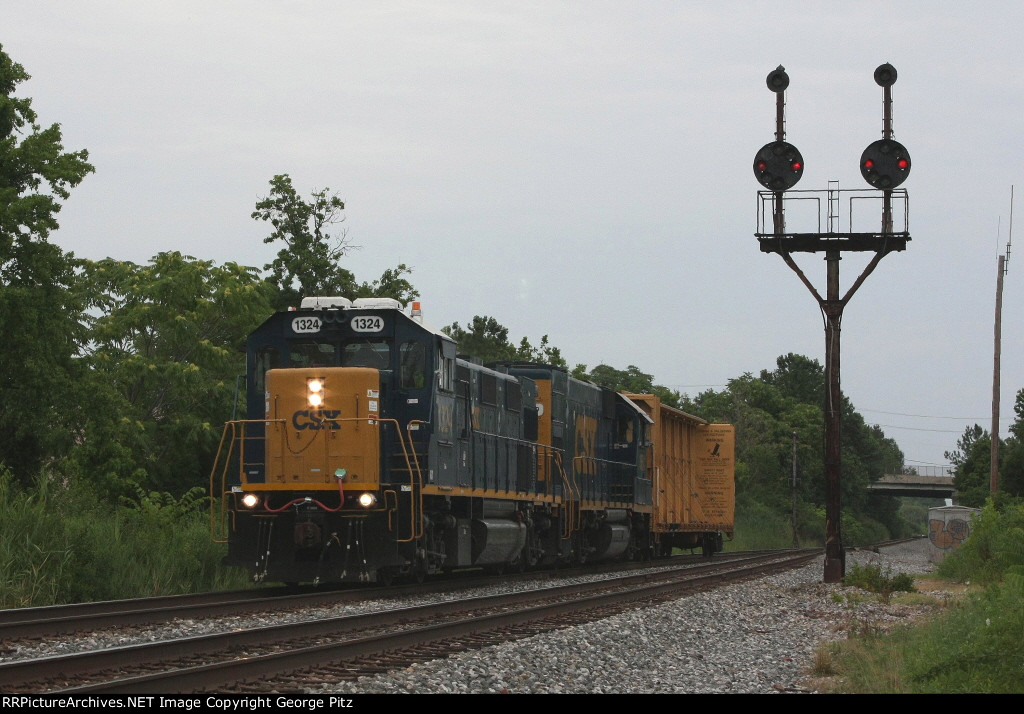 CSX 1324 and train D777